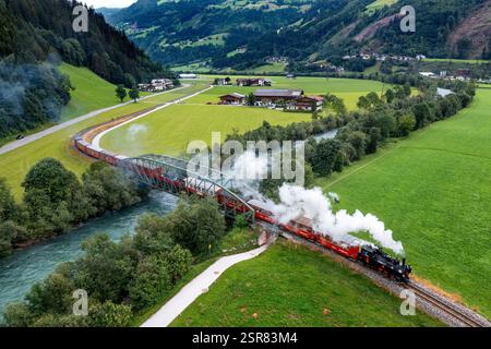 Über die Ziller-Brücke bei Zell am Ziller. Zillertal Railway or ...