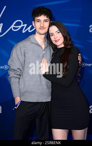 Nathan Goldblat mit Freundin Lena Roth bei der ARD Blue Hour 2025 im ...