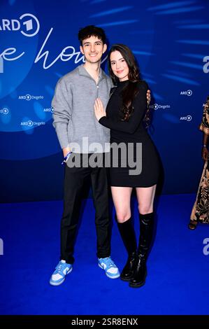 Nathan Goldblat mit Freundin Lena Roth bei der ARD Blue Hour 2025 im ...