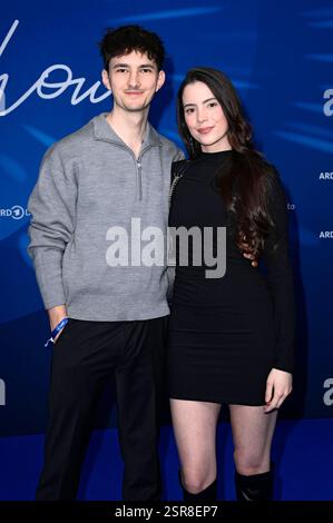 Nathan Goldblat mit Freundin Lena Roth bei der ARD Blue Hour 2025 im ...