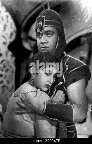 Indian bollywood Actress actor film star Kareena Kapoor dancing on ...