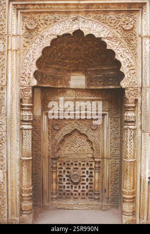 Beautiful carving of Arabian inscription in Iltumus Mazaar in Qutab ...