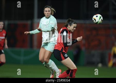 Maja Sternad (SV Werder Bremen, 11) am Ball, Einzelbild, Ganzkörper ...