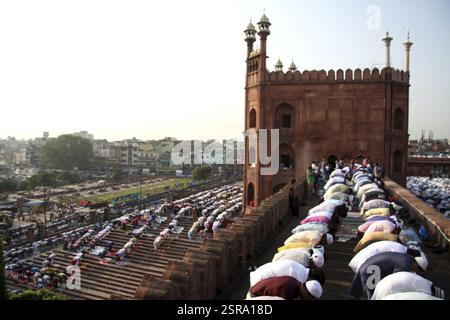 Devotees pray at Jama Masjid on the morning of the Muslim festival of ...