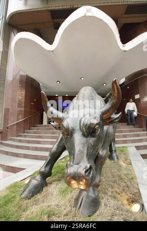 Bronze bull statue at bombay stock exchange BSE, Bombay, Mumbai ...