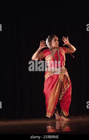 Indian classical dancer, Sonal Mansingh, Odissi dancing style ...