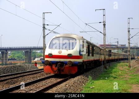 Passenger train on track, Calcutta Kolkata, West Bengal, India, Asia ...