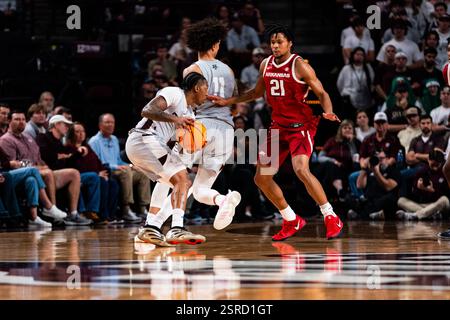 Arkansas guard D.J. Wagner (21) drives to the basket around Auburn ...