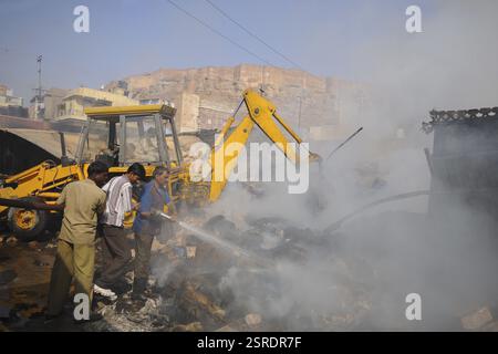 Jcb operator demolish shops while sumer market anaj mandi on fire ...
