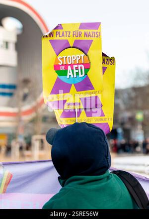 AfD-Kundgebung und Gegendemonstration in Berlin-Marzahn, am 15.02.2025 ...