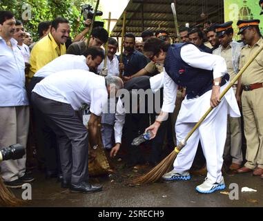 Actor Amitabh Bachchan Maharashtra Chief Minister Devendra Fadnavis ...