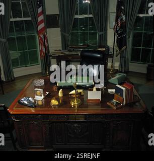 President John F. Kennedy's desk in the Oval Office, White House ...
