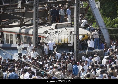 Water pipeline collapsed over moving train, thane, mumbai, maharashtra ...