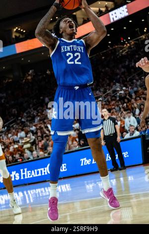 Kentucky center Amari Williams (22) handles the ball during the first ...