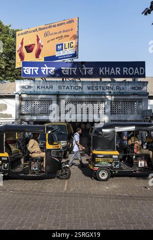 Khar Road Railway Station Mumbai Maharashtra India Asia Stock Photo - Alamy