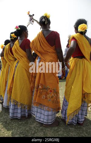 People performing tribal dance, birbhum, west bengal, india, asia Stock ...