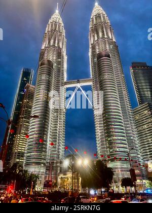 Petronas Towers, world's tallest twin skyscrapers, Kuala Lumpur ...