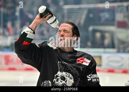 Augsburg, Deutschland. 16th Feb, 2025. am Puck Riley McCOURT ...