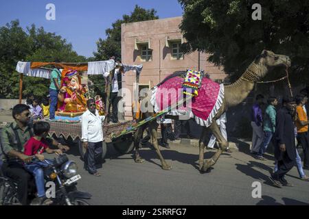 Camel cart carrying ganesh statue, Kutch, Gujrat, India, Asia Stock ...