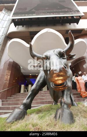 Bronze bull statue at bombay stock exchange BSE, Bombay, Mumbai ...