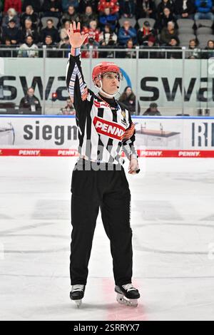 Augsburg, Deutschland. 16th Feb, 2025. am Puck Riley McCOURT ...