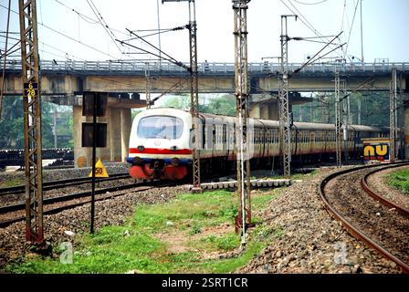 Passenger train on track, Calcutta Kolkata, West Bengal, India, Asia ...