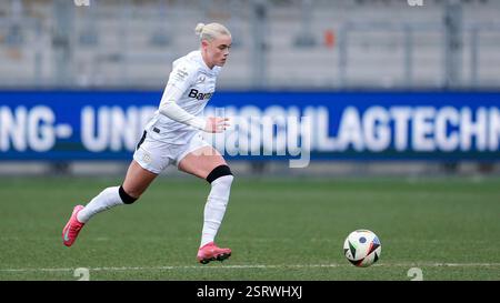 Cornelia Kramer (B04, 7), am Ball, Freisteller, Ganzkörper, Einzelbild, Einzelfoto, Aktion ...