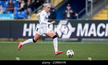 Cornelia Kramer (B04, 7), am Ball, Freisteller, Ganzkörper, Einzelbild ...