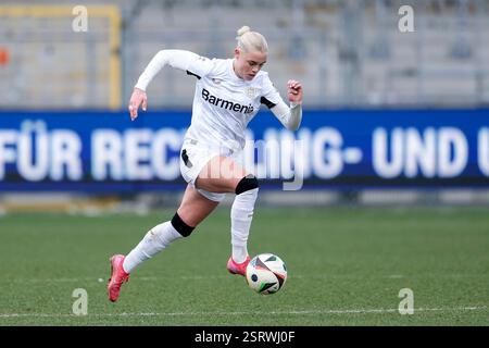 Cornelia Kramer (B04, 7), am Ball, Freisteller, Ganzkörper, Einzelbild, Einzelfoto, Aktion ...