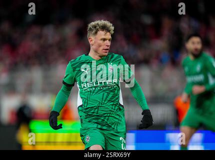 Robin Hack (Borussia M?nchengladbach, #25) am Ball 1. Fu?ball ...