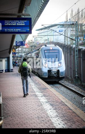 Eisenbahnverkehr in Kassel-Wilhelmshöhe - Regionalexpress Zug von ...