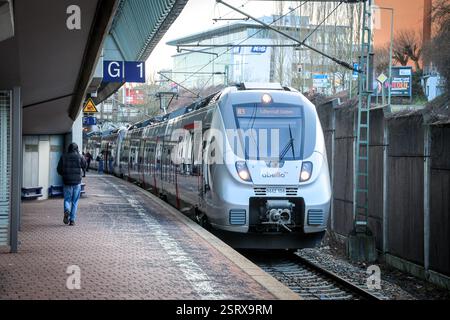 Eisenbahnverkehr in Kassel-Wilhelmshöhe - Regionalexpress Zug von ...