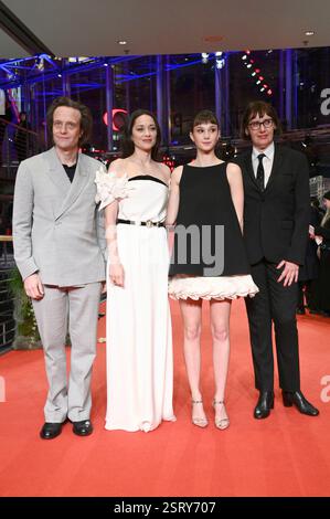 Schauspieler Clara Pacini und Marion Cotillard während des Photocalls ...