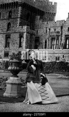 SIXTY GLORIOUS YEARS [BR 1938] ANNA NEAGLE as Queen Victoria Date: 1938 ...