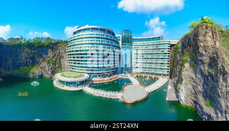 Scenery of Tianma Mountain Deep Pit, Sheshan tourist resort, Shanghai ...