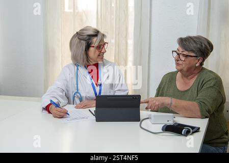 doctor treats senior in doctor's office Stock Photo - Alamy