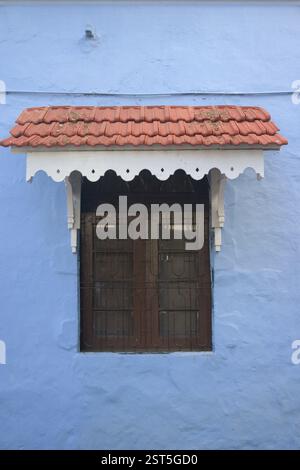 Window, blue wall, red titles, Goan Architecture Old Portuguese ...