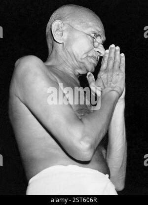 Mahatma gandhi in greeting pose, India, Asia Stock Photo - Alamy