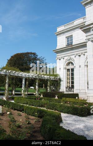 The Rosecliff mansion ornate gardens in Newport, Rhode Island, USA ...