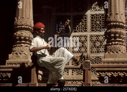 rajasthani musicians playing ravanhatta in jodhpur, Rajasthan, India ...