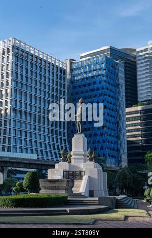 King Rama VI Monument and modern office builings along Ratchadamri Road ...
