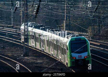 S-Bahn Zug auf den Gleisen, Bahnanlage, Schienenstrecke westliche des ...