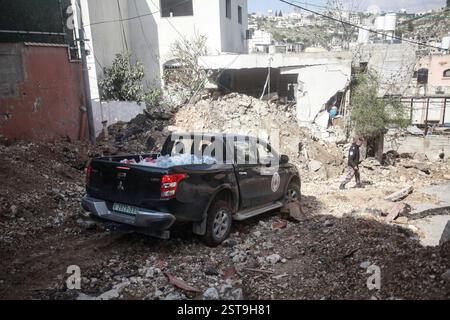 Tulkarm, Palestine. 17th Feb, 2025. Palestinians from food and ...