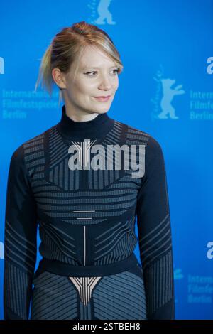 Berlin, Germany. 16th February, 2018. Robert Pattinson and Mia ...