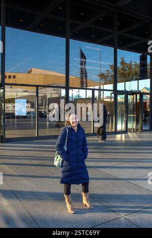 Katherine Newbegin, Fotografin, vor der Neuen Nationalgalerie Berlin ...