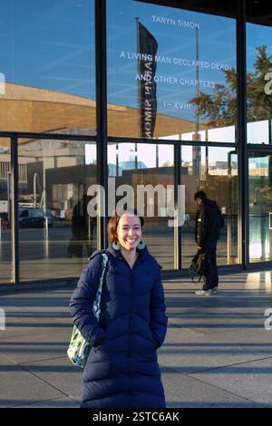 Katherine Newbegin, Fotografin, vor der Neunen Nationalgalerie, Berlin ...