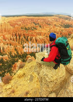 Backpacker resting at Inspiration Point Stock Photo - Alamy