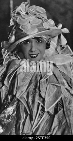 French actress and singer Mistinguett, 1920s Stock Photo - Alamy