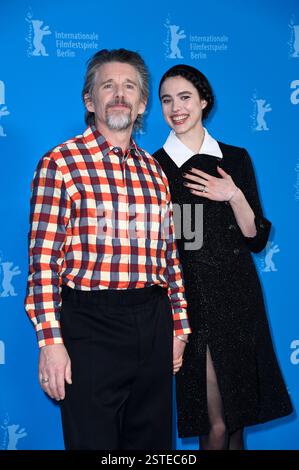 Ethan Hawke und Margaret Qualley beim Blue Moon Photocall / 180225 Blue ...
