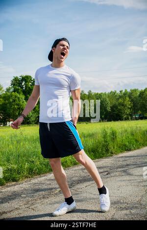 Man Knee pain when running or jogging Stock Photo - Alamy